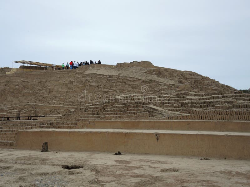 Piramide in Lima, Peru redactionele foto. Image of adobe - 77264966