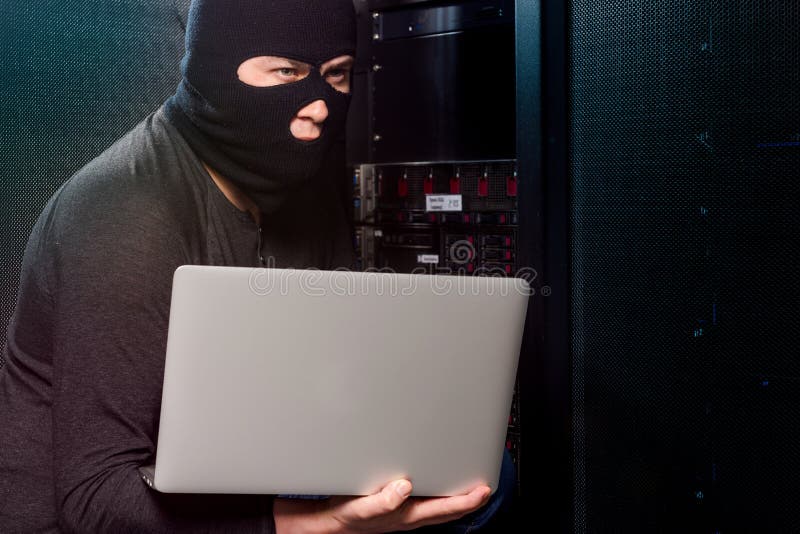 Pirata Informatico in Un Centro Dati Fotografia Stock - Immagine di ...