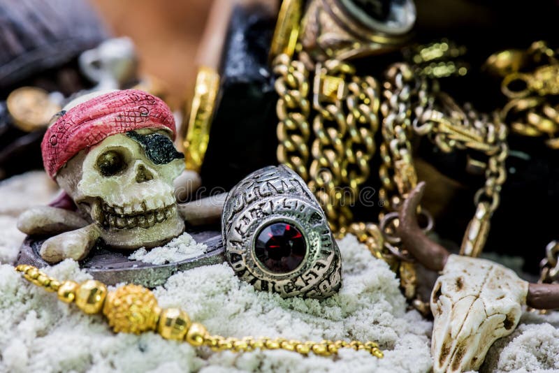 Pirata y tesoro foto de archivo. Imagen de vendimia, copia - 77247440