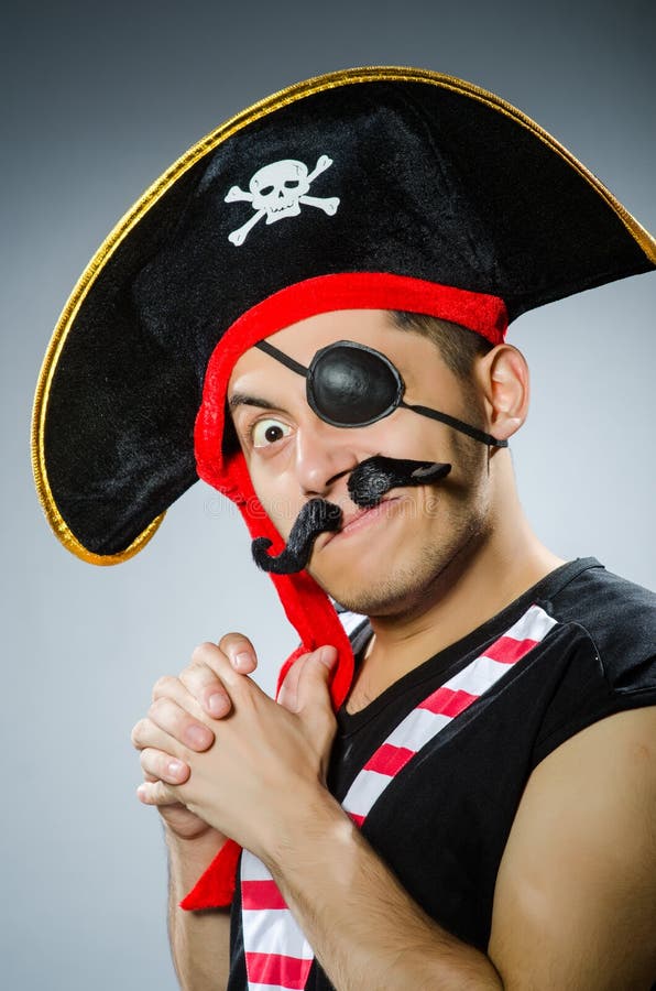 Le Pirate Drôle Sur Le Blanc Image stock - Image du blanc, pirate: 63179661