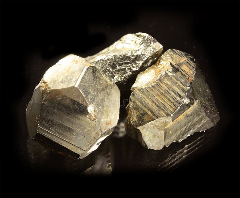 Pirite isolata sul nero immagine stock. Immagine di dorato - 70832483
