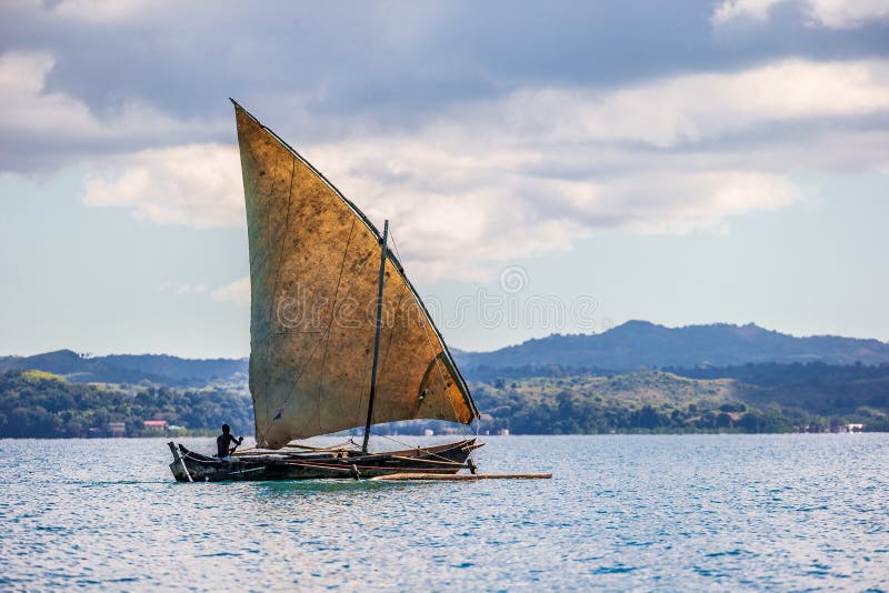 Piroga Tradizionale Di Pesca Con La Vela Dal Madagascar Immagine Stock ...