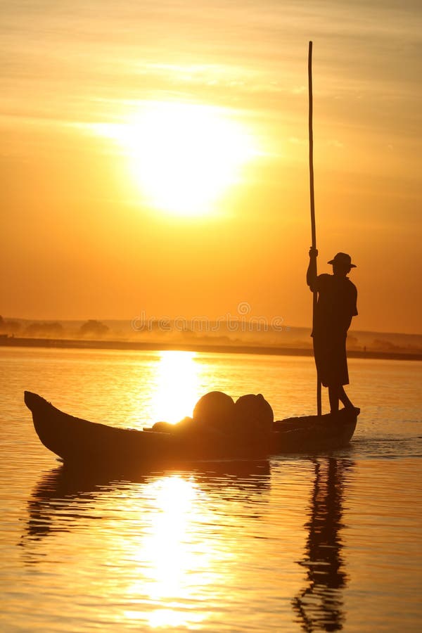 Pirogue Au Coucher Du Soleil Image stock - Image du bleu, excessif ...