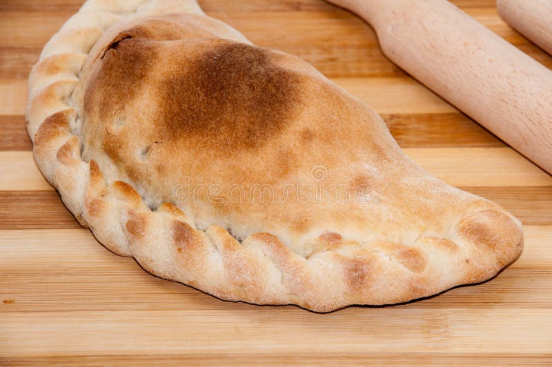 Pirogue Enchido Com As Ferramentas Da Cozinha Na Placa De Madeira Foto ...