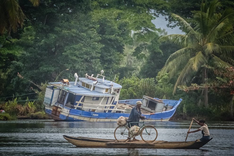 Pirogue river crossing editorial photo. Image of exotic - 44235791