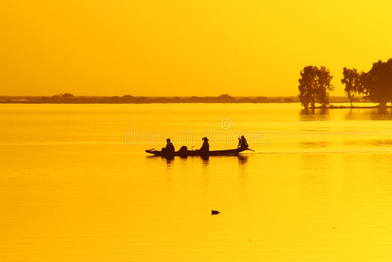 Pirogue Sur Niger River Au Mali Photo stock - Image du delta, course ...
