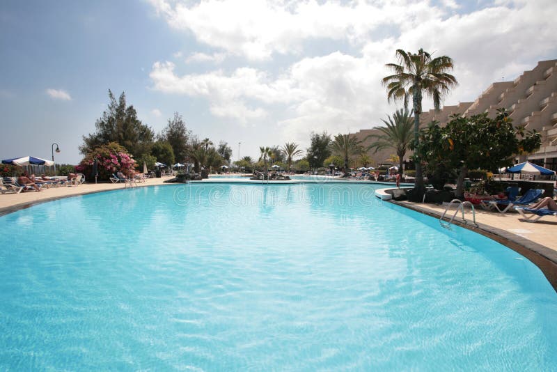 Piscina azul foto de archivo. Imagen de piscina, verano - 12796884