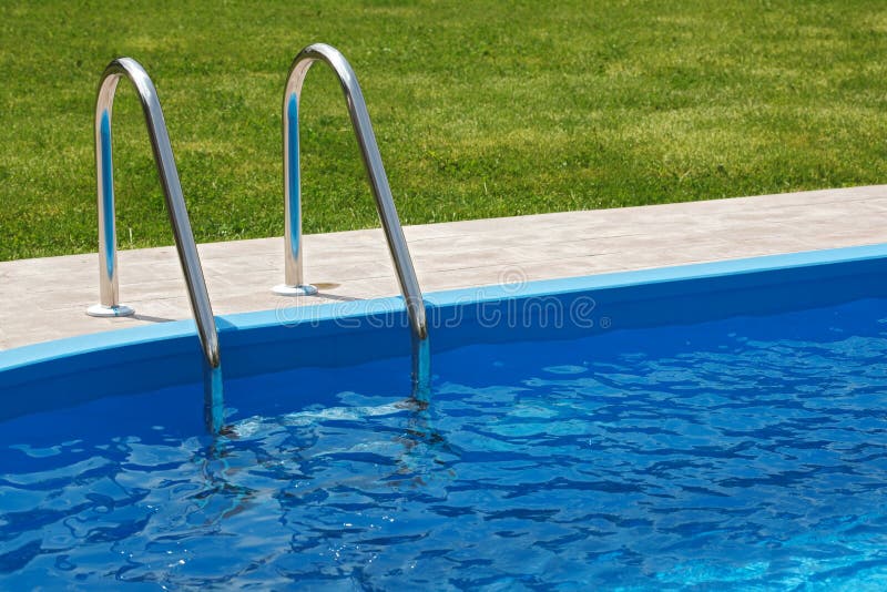 Piscina azul foto de archivo. Imagen de maneta, verano - 15022748