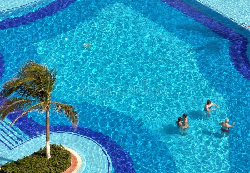 Piscina azul fresca foto de archivo. Imagen de ocio, actividad - 3885038