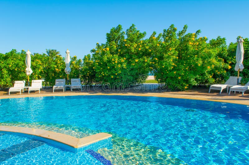 Piscina con agua azul imagen de archivo. Imagen de profundamente ...