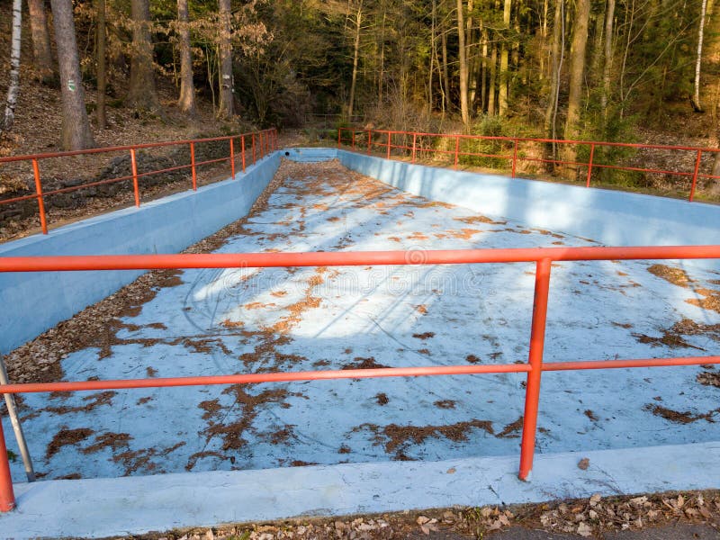 Piscina seca azul foto de stock. Imagem de derelisco - 144214068
