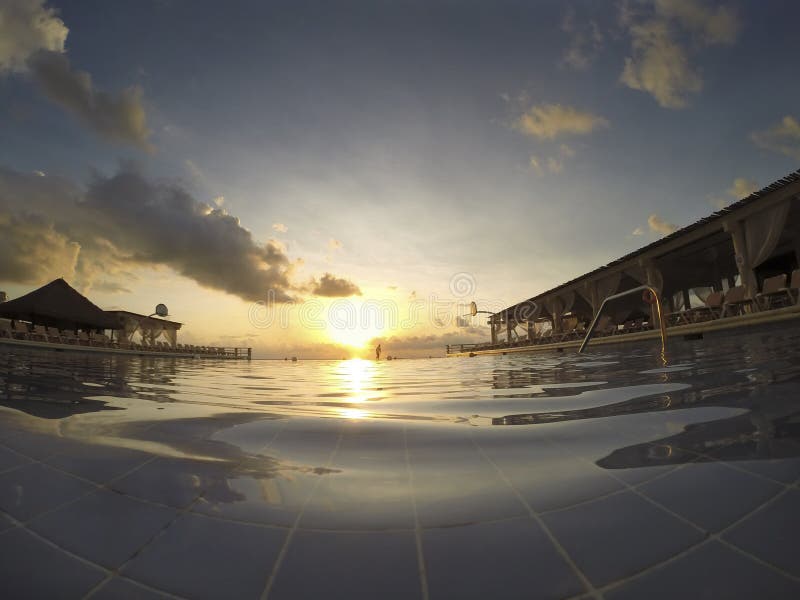 Piscina Sin Fin En El Amanecer Imagen de archivo - Imagen de recorrido ...