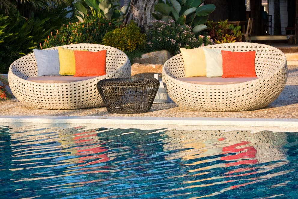 Piscina tropical imagen de archivo. Imagen de agua, rota - 19364297