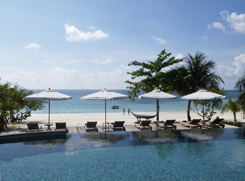 Piscina y playa imagen de archivo. Imagen de piscina, isla - 2321735