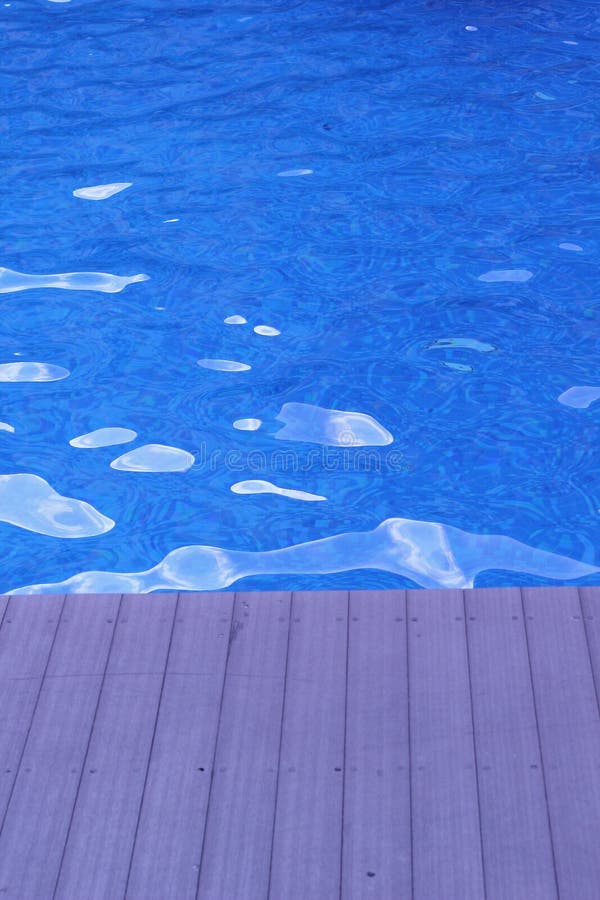 Piscine Avec Les Planchers En Bois Photo stock - Image of jardin ...