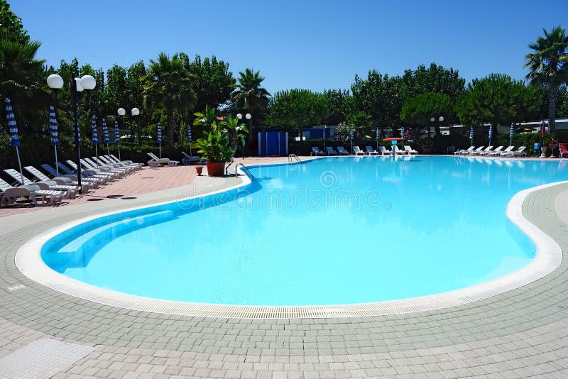 Forme sinueuse de la roche photo stock. Image du sédimentaire - 73866584