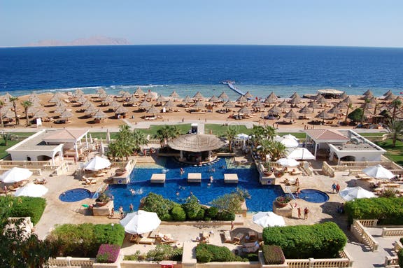 Piscine luxueuse image stock. Image of reste, regroupement - 4186745