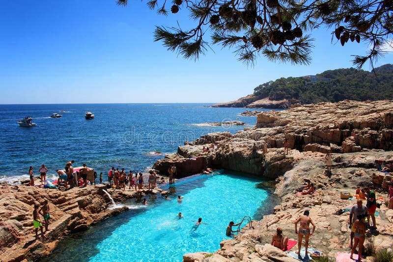 Piscine Naturelle En Costa Brava Image stock éditorial - Image du gens ...