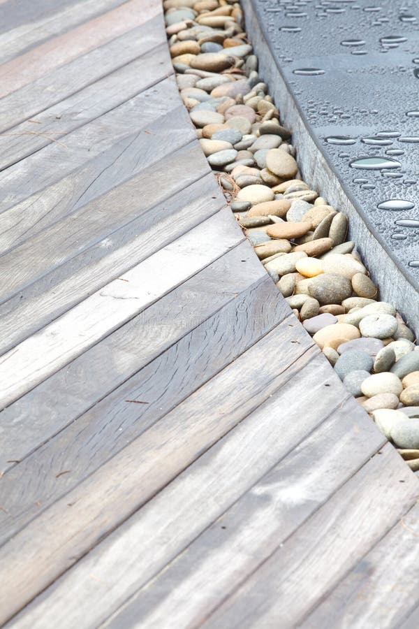 Piso De Madera Al Lado De La Piscina Azul Foto de archivo - Imagen de ...