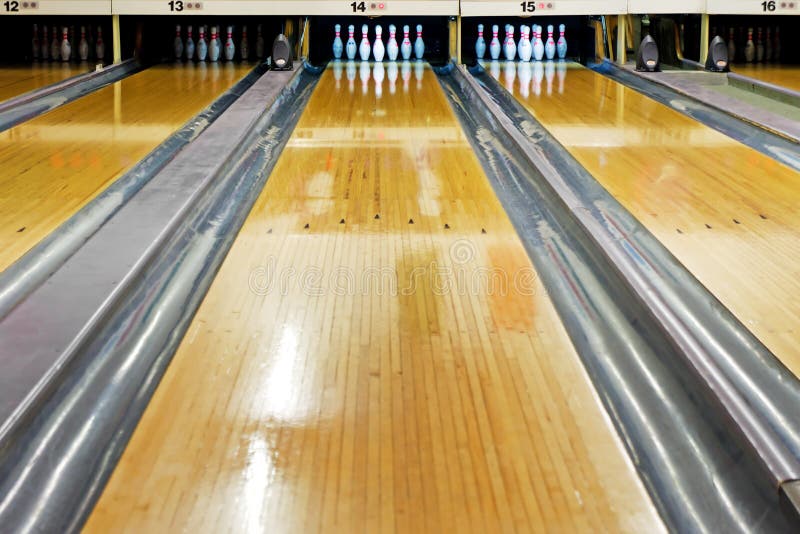 Pista do bowling foto de stock. Imagem de esporte, contagem - 26363742