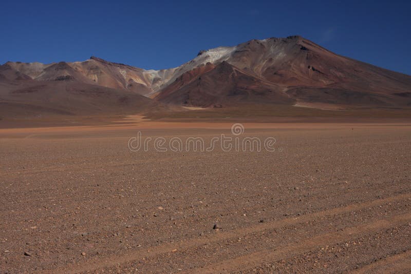 Pista Nel Deserto Di Siloli Fotografia Stock - Immagine di ande ...