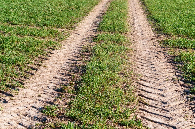 El Rastro Del Tractor En La Tierra, Una Pista Del Tractor, Incluso La ...