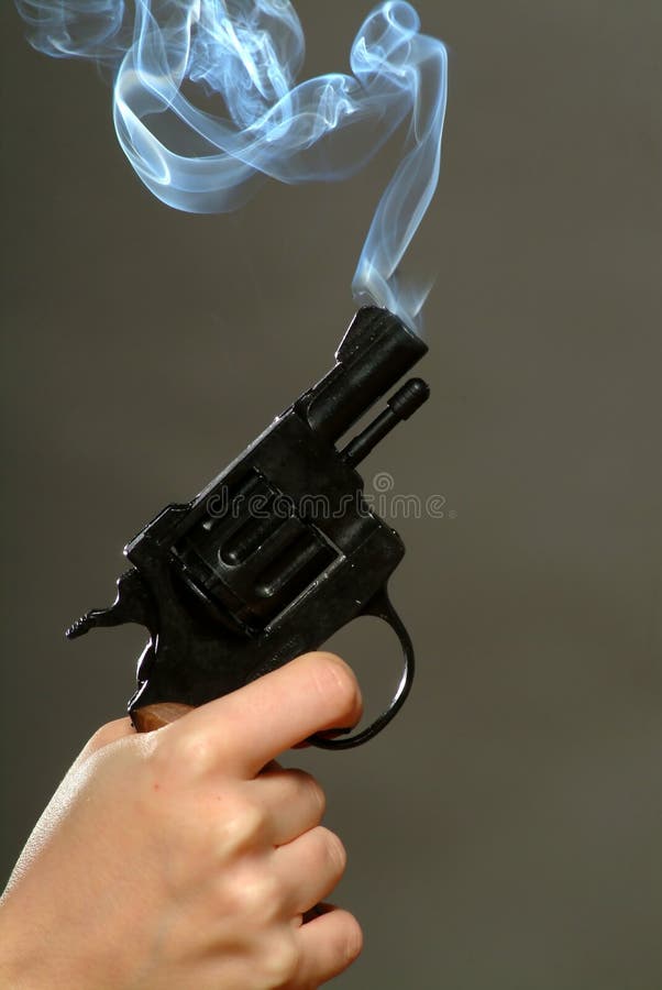 Pistola di fumo immagine stock. Immagine di fumo, aspetti - 16014277