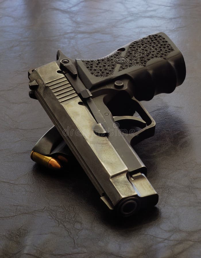 Pistool stock afbeelding. Image of leger, kanon, ijzer - 27845501