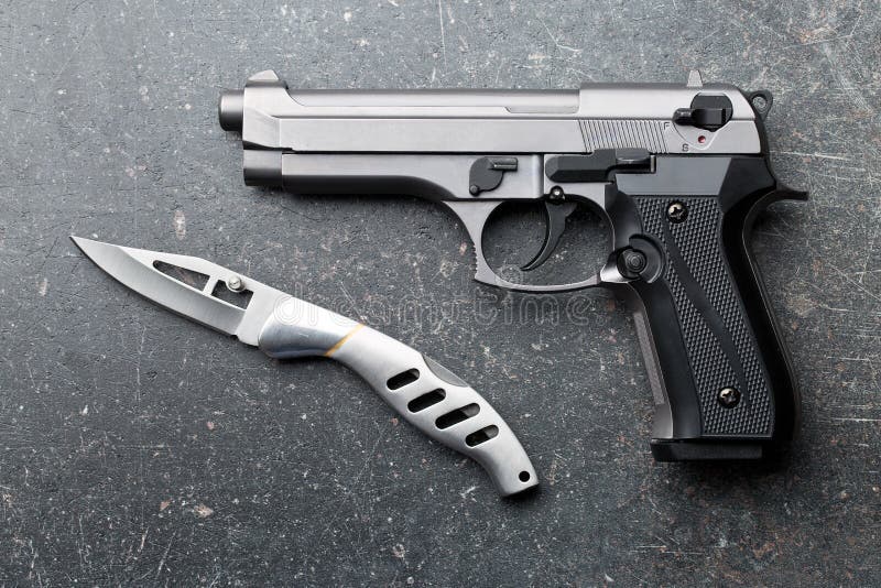 Pistool en mes stock foto. Image of aanvallend, schot - 61602252