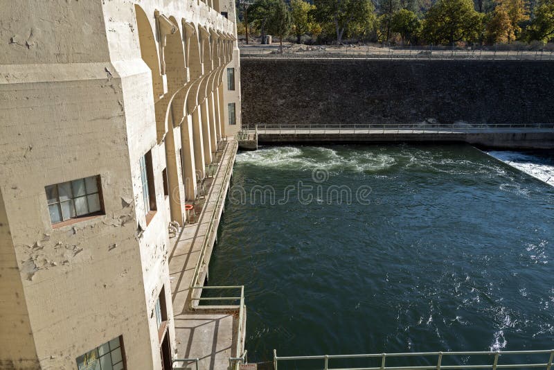 The Pit 1 Dam and Spillway on the Pit River in California, USA Stock ...