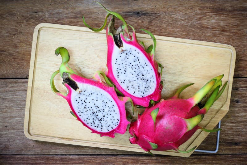 Pitaya Cor-de-rosa Suculento Na Tabela De Madeira Foto de Stock ...