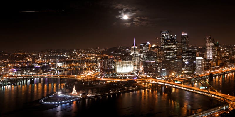 City Skyline Of Pittsburgh At Night Editorial Photo - Image of lights ...