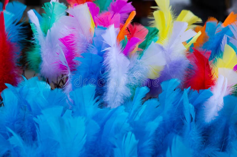 Piume colorate di pasqua immagine stock. Immagine di luminoso - 38970679