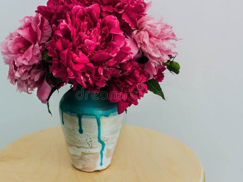 Pivoines Rouges Dans Un Vase Fait Main Image stock - Image du ...