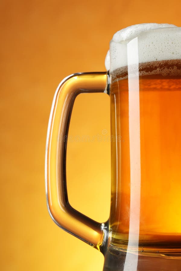 Zimne piwo zdjęcie stock. Obraz złożonej z alkohol, glassblower - 2840604