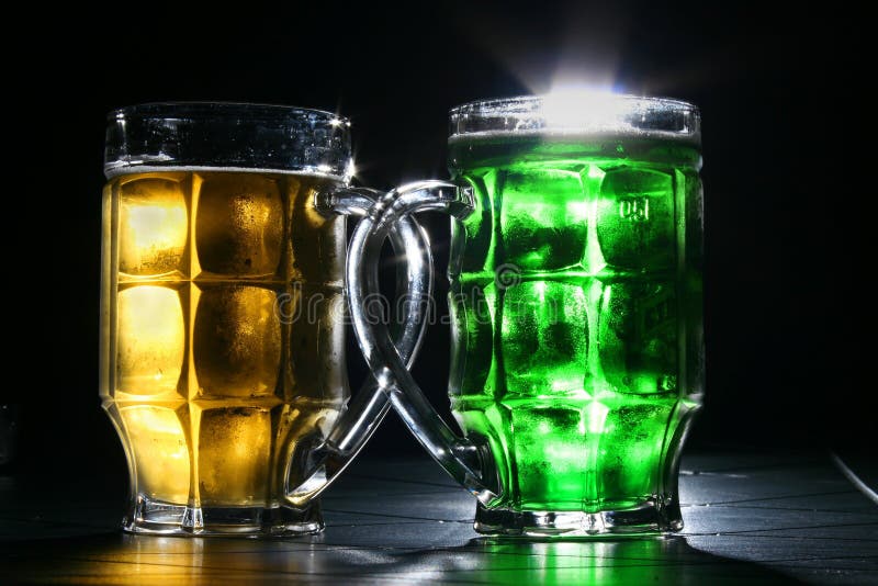 Piwo zdjęcie stock. Obraz złożonej z odbicie, trawy, susza - 2884116