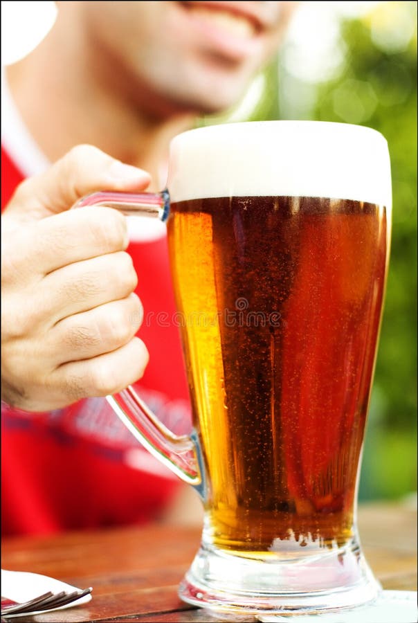 Piwo z chmielem zdjęcie stock. Obraz złożonej z glassblower - 40043282