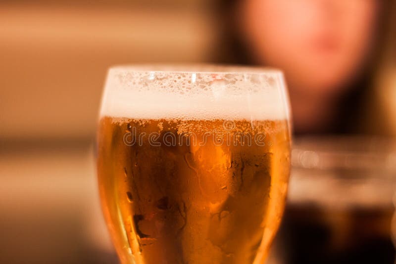 Piwo w szkle obraz stock. Obraz złożonej z zimno, piana - 114662319