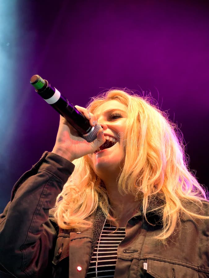 Pixie Lott editorial image. Image of performance, girl - 44193370