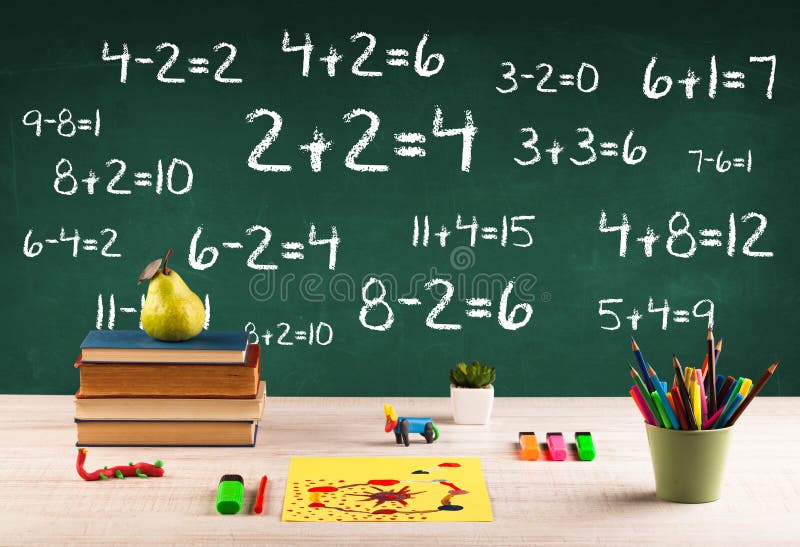 Pizarra De La Escuela Con La Pila De Libros Imagen de archivo - Imagen ...