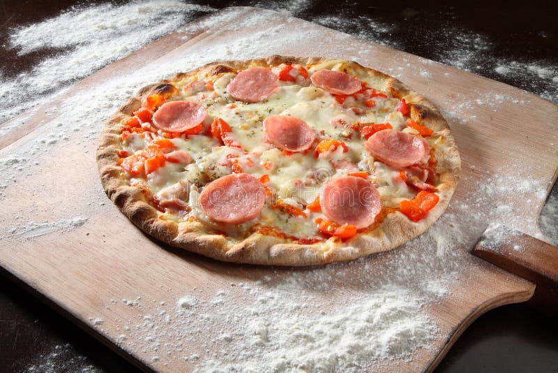 Pizza redonda foto de archivo. Imagen de cebadura, salsa - 22588834