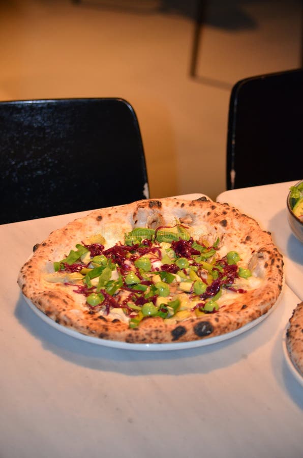 Pizza Aski Es Diferente, Crujiente Y Deliciosa Foto de archivo - Imagen ...