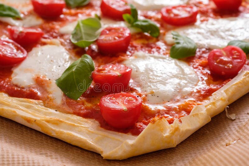 Pizza Avec La Tomate, Le Fromage De Mozzarelle Et Le Basilic Image ...