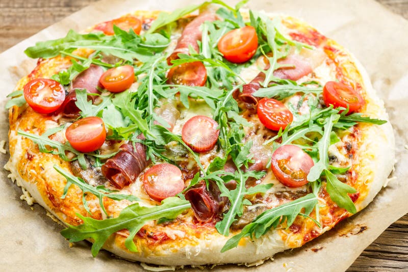 Pizza Avec La Mozzarella De Jambon De Parme Et Des Tomates Cerises. Sur ...