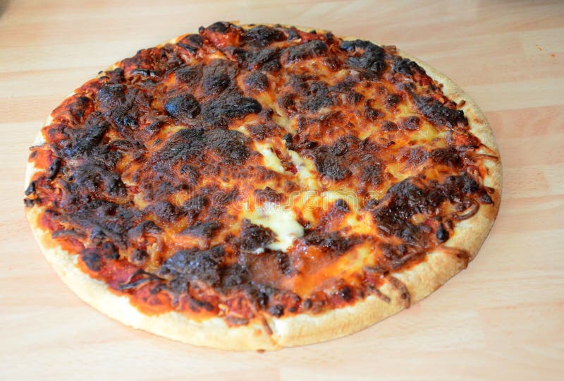 Pizza brûlée image stock. Image du restauration, cuire - 84649109