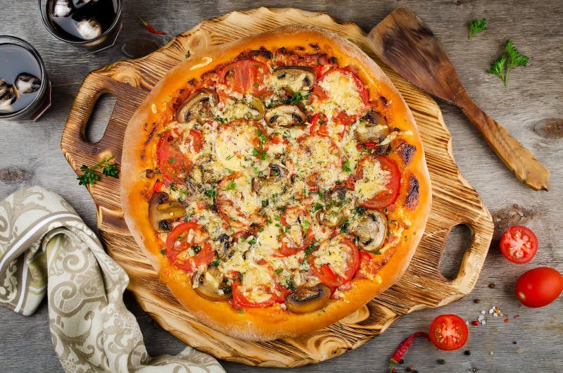 Pizza Casalinga Calda Pronta Da Mangiare Immagine Stock - Immagine di ...