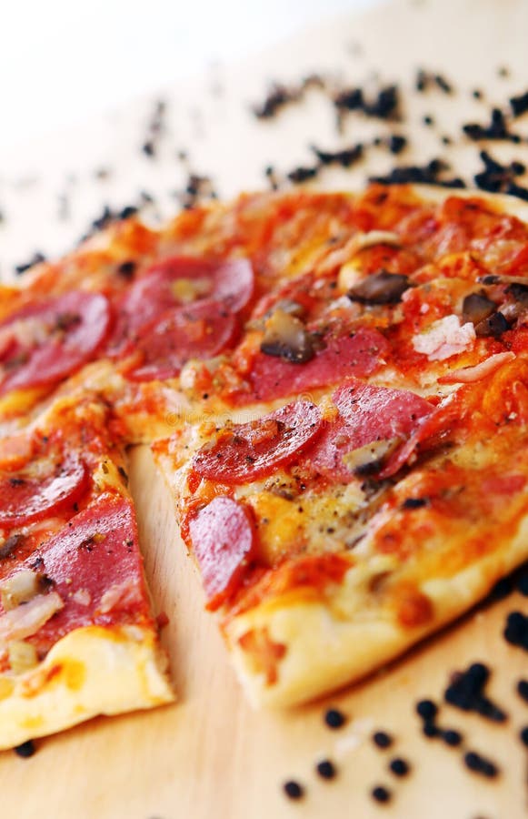 Pizza fresca e colorida foto de stock. Imagem de pastelaria - 18496736