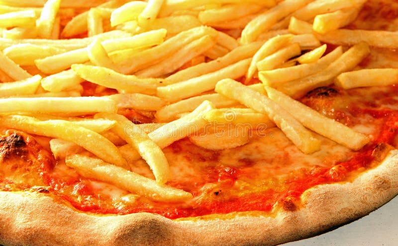Pizza com batatas fritas imagem de stock. Imagem de vegetariano - 34931333