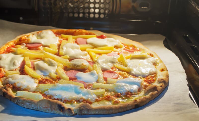 Pizza Com Salsicha E Batatas Fritas Imagem de Stock - Imagem de forno ...