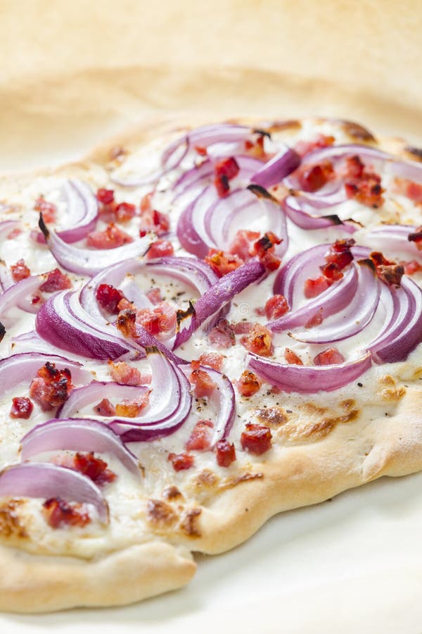 Pizza Con Cebolla Roja Tocino Y Crema Foto de archivo - Imagen de ...